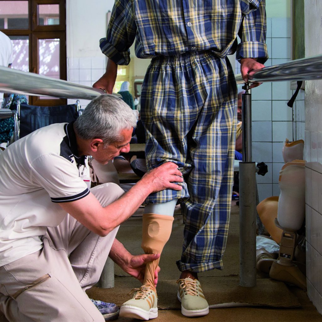 Protesi alla gamba per una vittima da mina - EMERGENCY Shop
